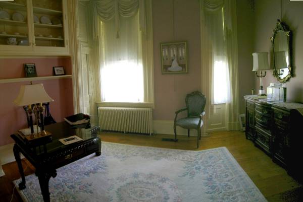 Locations Hub - Smith-Trahern Mansion & Riverside Cemetary